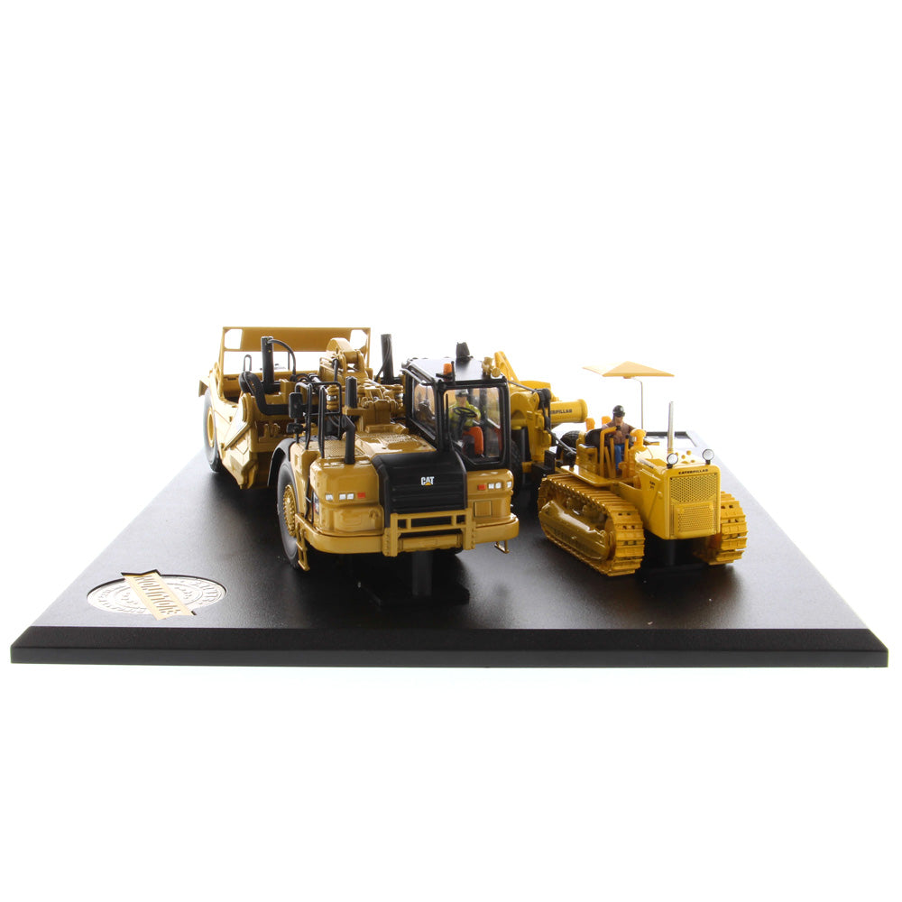 1:50 Cat® 621K Scraper & CAT No.70 Scraper with D7 Track-Type Tractor ...